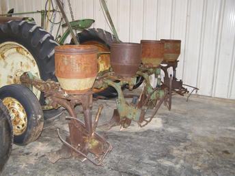 1941 G With 4 Row Bedder Planter - Yesterday's Tractors