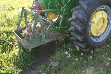 #20 Rear Mounted Dirt Scoop. (2012-04-19) - Tractor Shed