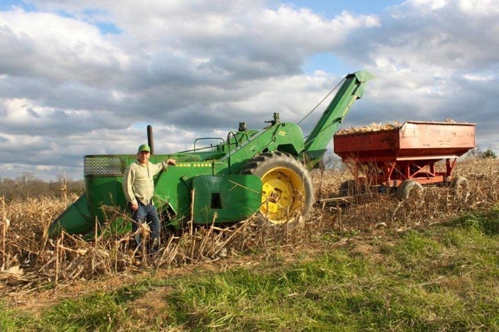 John Deere 720 With 237 2 Row Mounted Picker (2014-01-21) - Tractor Shed