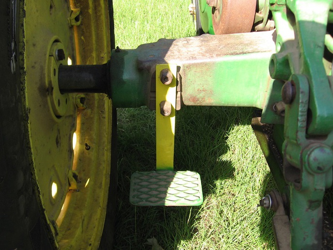 Rear step for JD tractors | Yesterday's Tractors Forums