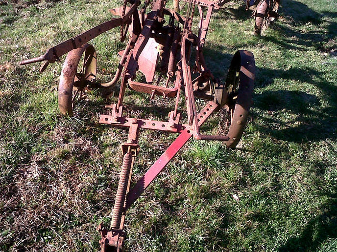 I D old IHC plow | Yesterday's Tractors Forums