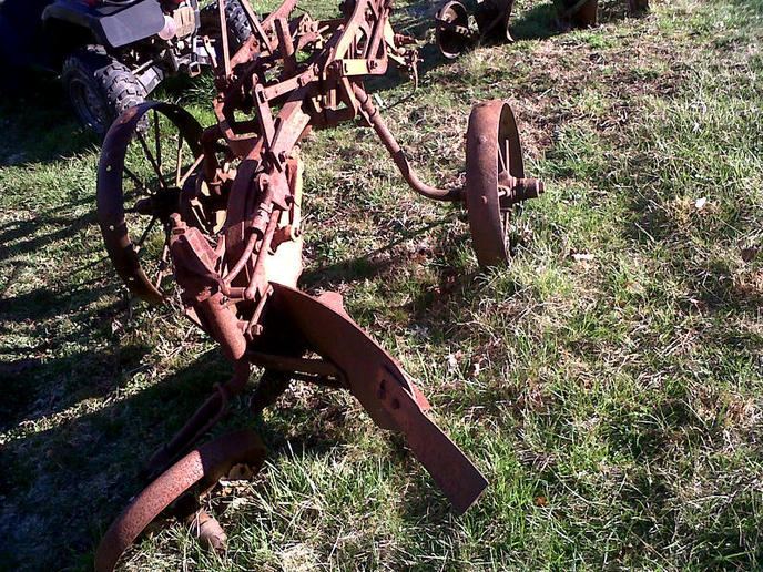 I D old IHC plow | Yesterday's Tractors Forums