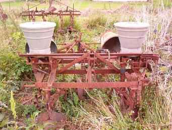 Used Farm Tractors for Sale: 2-Row Ford/Dearborn Planters (2005-05-04 ...