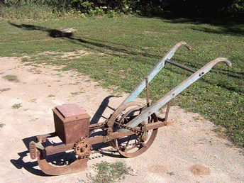 Used Farm Tractors for Sale: Moline One-Row Horse Planter (2005-09-01 ...