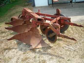 Used Farm Tractors for Sale: Ihc Fast Hitch Plow (2006-07-05 ...