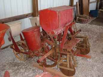 Used Farm Tractors for Sale: Massey Ferguson MF-2 Row Planter (2006-08 ...