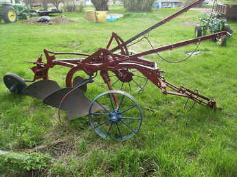 Used Farm Tractors for Sale: 2 Bottom Ihc Trip Plow (2009-05-08 ...