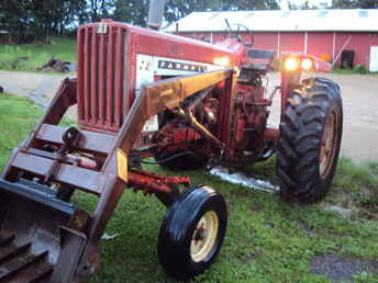 Used Farm Tractors for Sale: Farmall 806 With Loader (2010-08-10 ...
