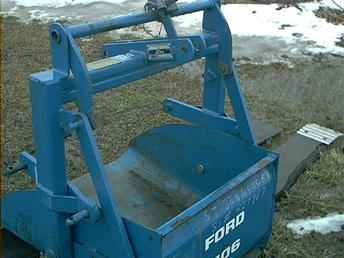 Used Farm Tractors for Sale: Heavy Duty Rear Loader Scoop (2004-03-20 ...