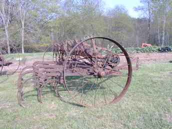 Used Farm Tractors for Sale: Old Pull Type Quack Digger (2004-05-24 ...