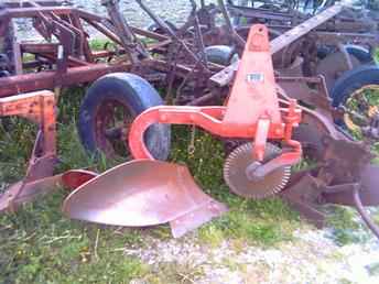 Used Farm Tractors for Sale: Ford 1 Bottom Plow (2004-06-11 ...
